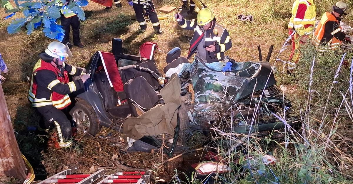 Opel prallt in Dautphetal gegen Baum: Zwei Schwerverletzte
